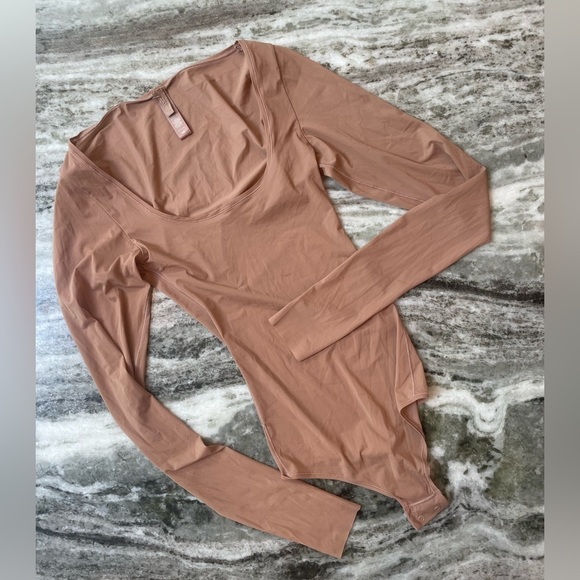 SKIMS | Tops | Skims Fits Everybody Squareneck Long Sleeve Bodysuit Xxs ...